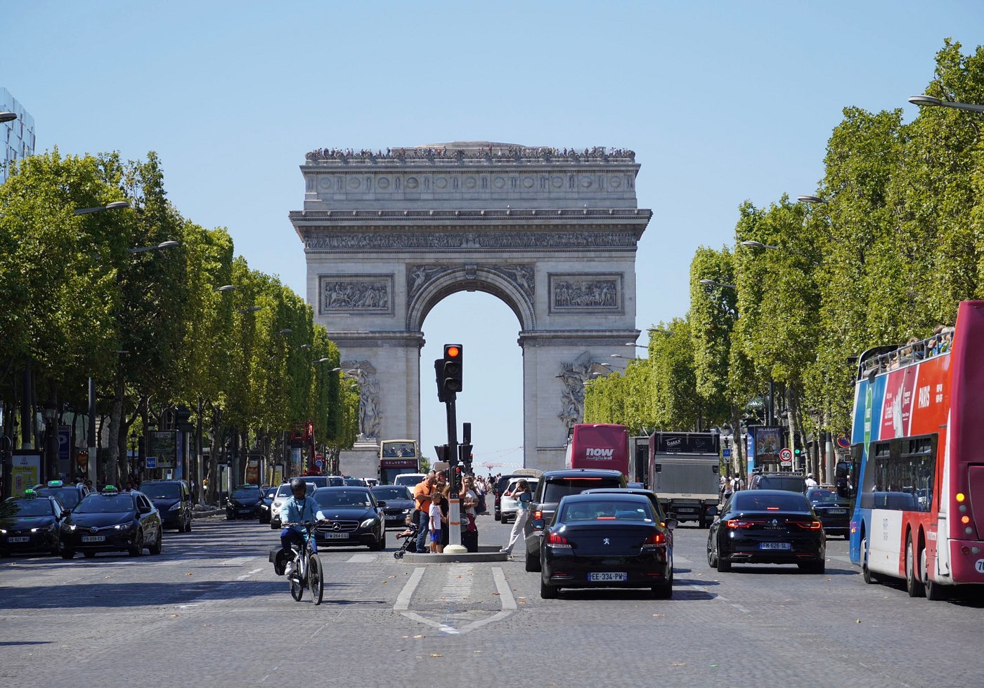 Champs-Élysées : Une Promenade au Cœur de Paris - L'oeil d'une Parisienne