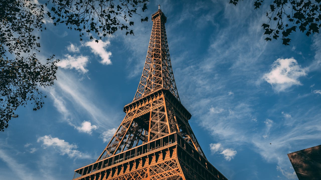 Combien Mesure la Tour Eiffel ? Découvrez ses Dimensions et son ...
